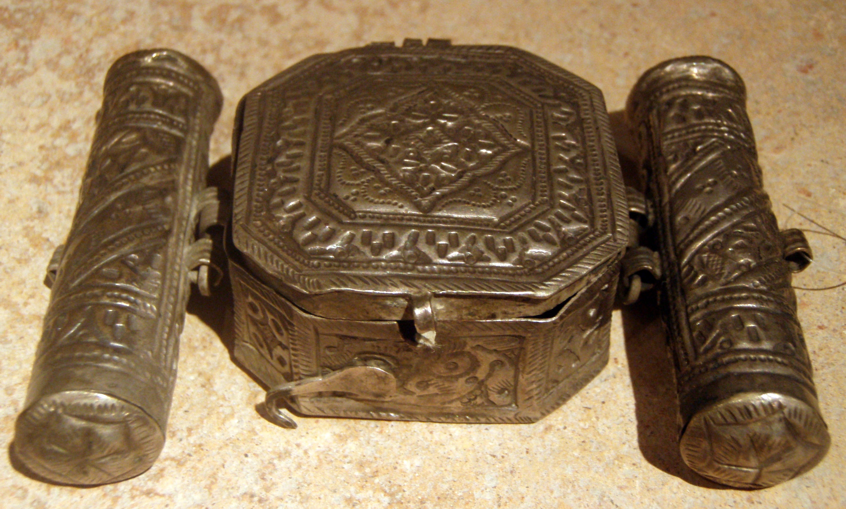 Triple amulet container – Bart Wille Asian Art